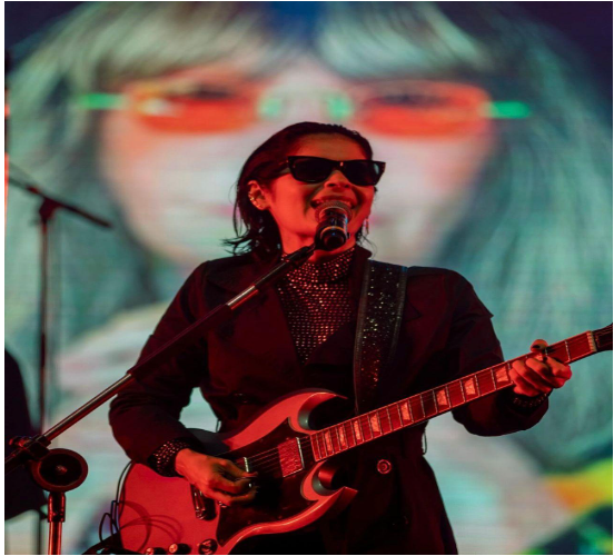 Thathi faz pocket show em homenagem à Rita Lee no lançamento da ...